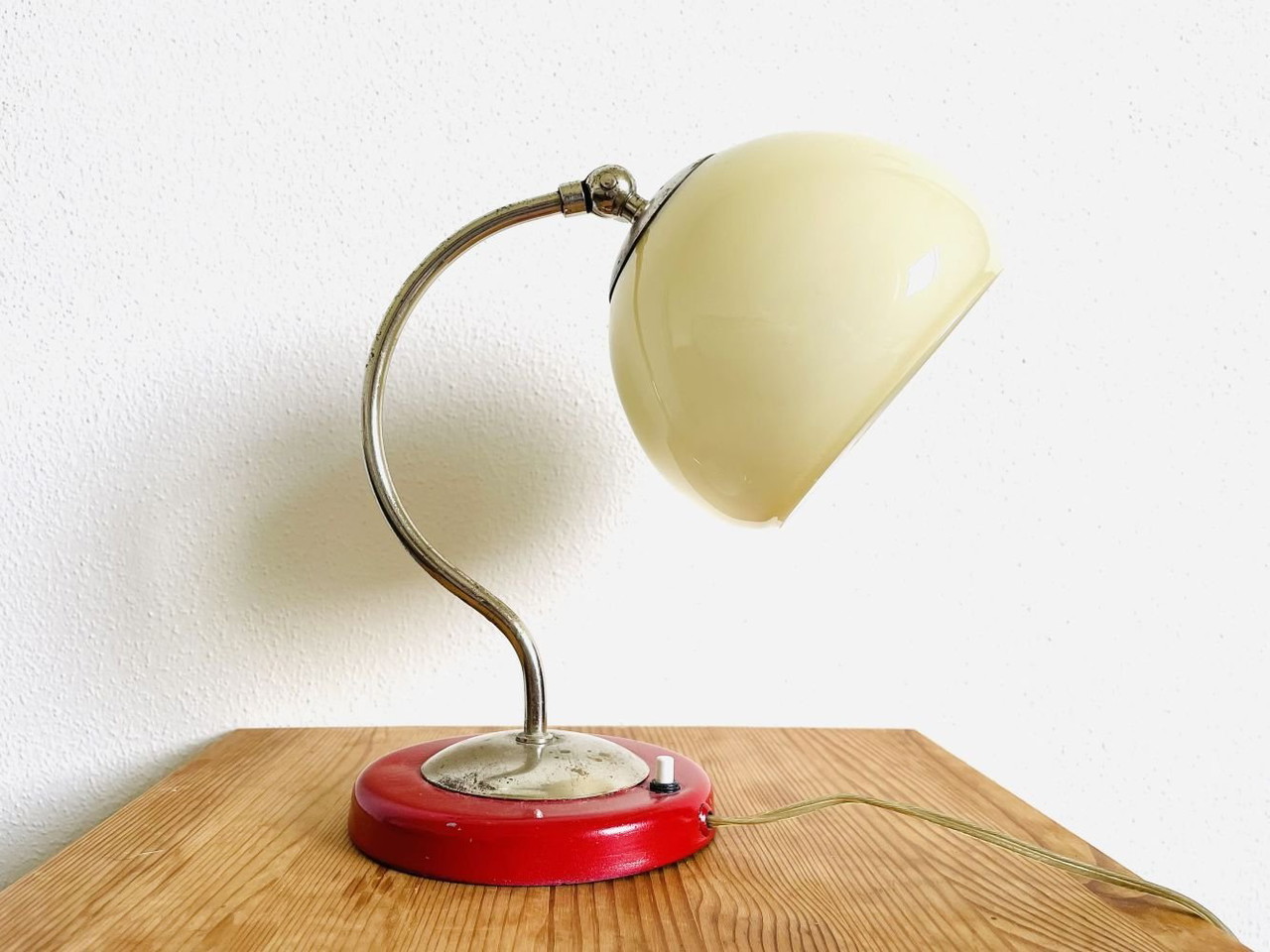 Kleine Mid Century Moderne Tafellamp met Crème Opaine Lampenkap, jaren ...