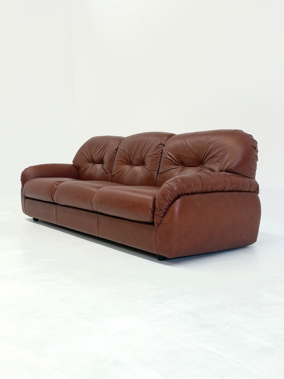 Vintage Design Bank Van Poltrona in Skai Leer | €2,100 | Whoppah