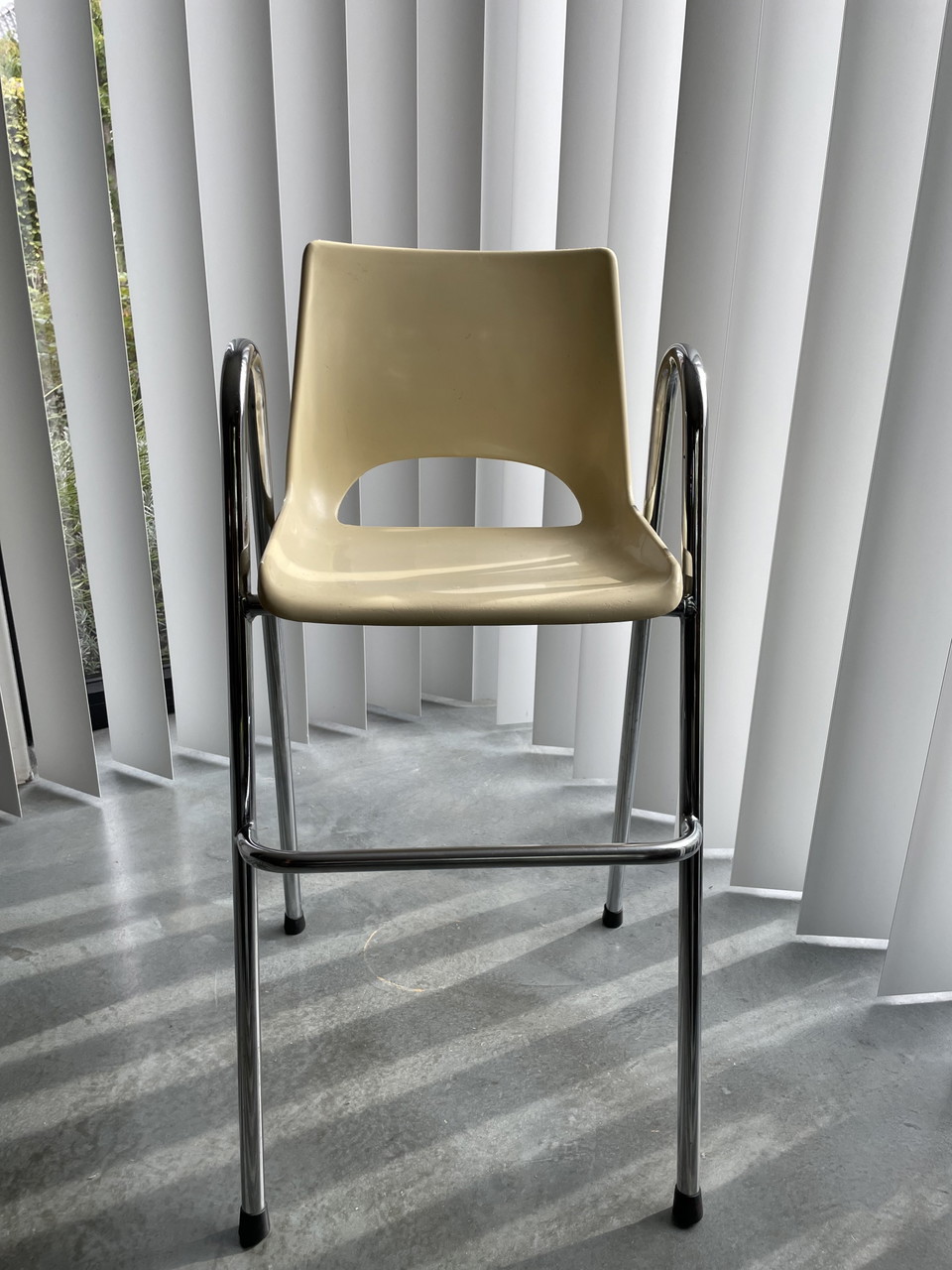 Silla alta color crema años 70 Brunswick diseño Roger Bontemps | €50 ...