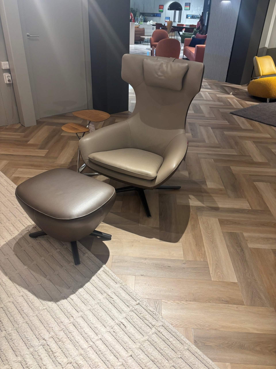 Leolux Caruzzo Plus recliner armchair with ottoman | €5,152 | Whoppah