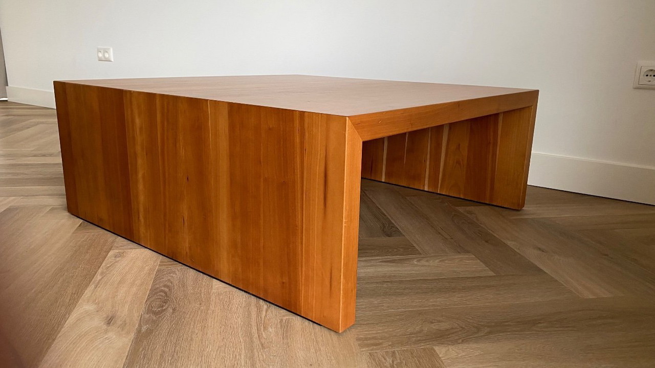 ARCO Encore 95x95 cm massiver Kirsche Couchtisch | €300 | Whoppah