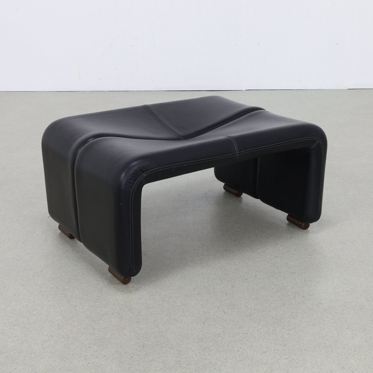 Footstool / Footstool Leather Italy Design 1960s | €440 | Whoppah