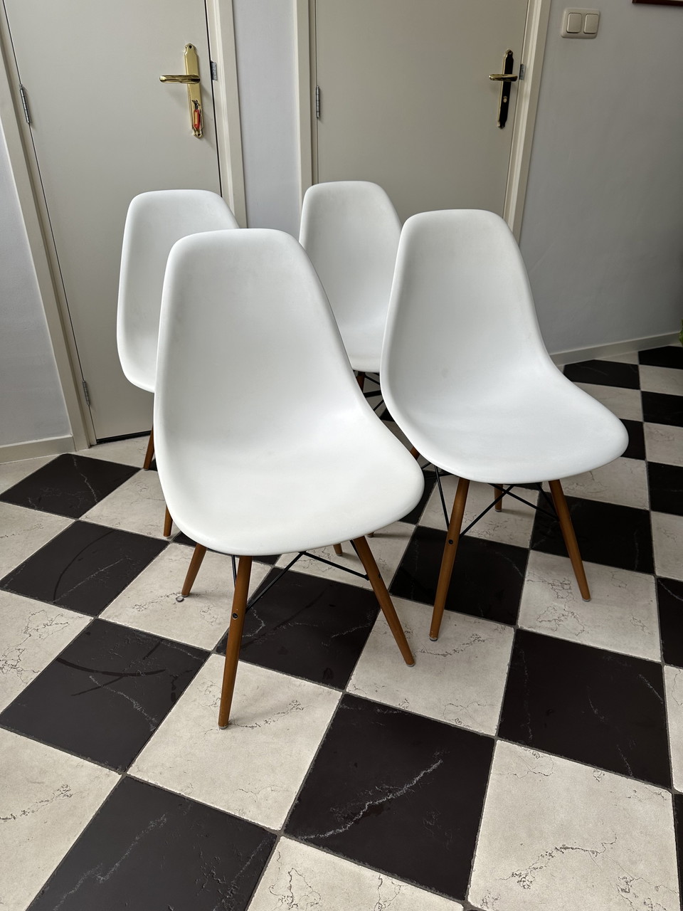 Vitra DSW Chairs | €1,125 | Whoppah