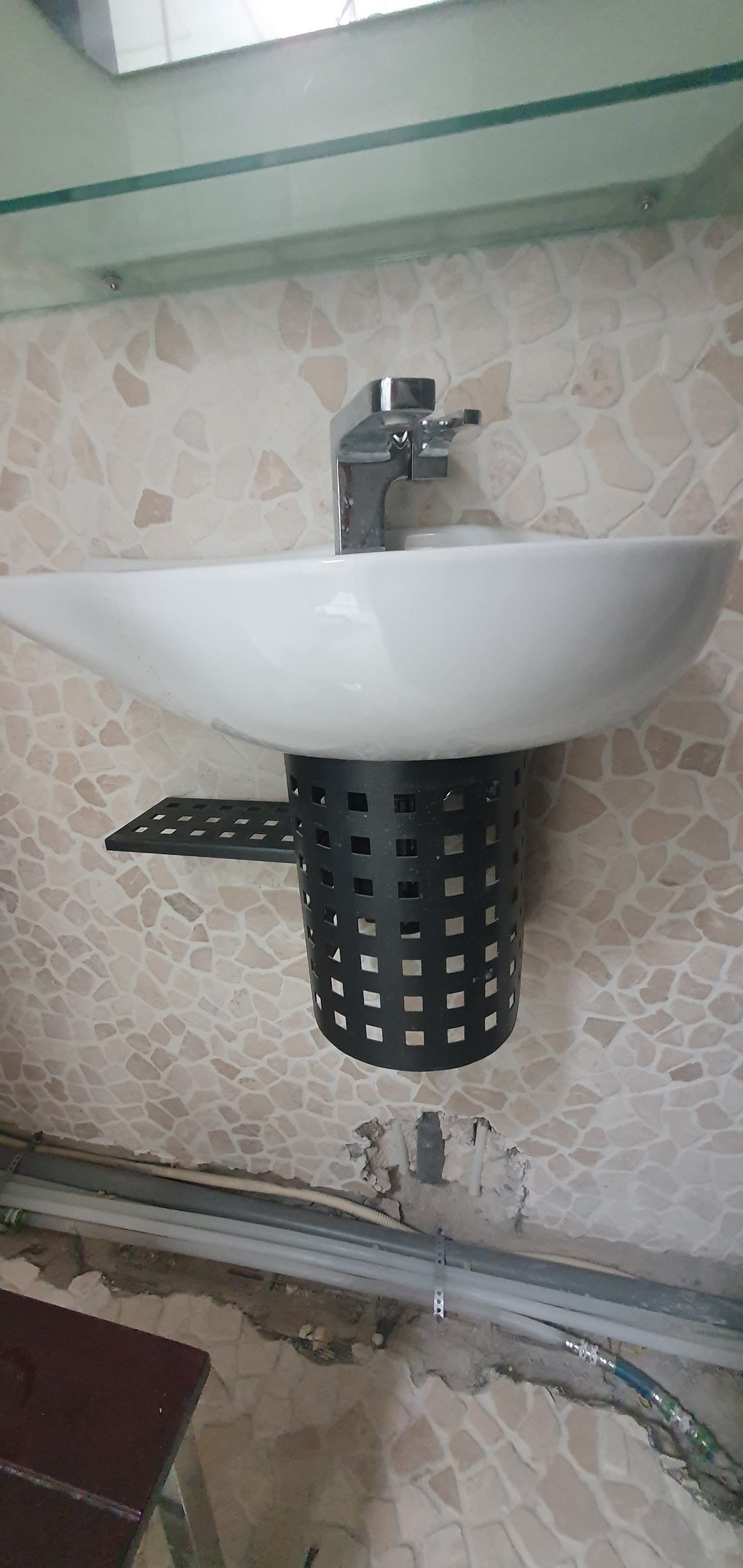 Villeroy & Bosch Lavabo avec base et robinet Gone | €90 | Whoppah