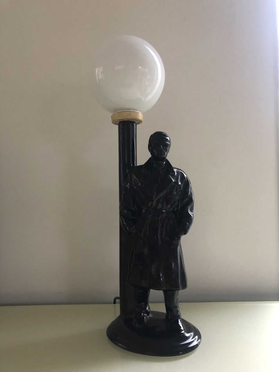 1980s Table Lamp with Detective Figure and Lamppost | €70 | Whoppah
