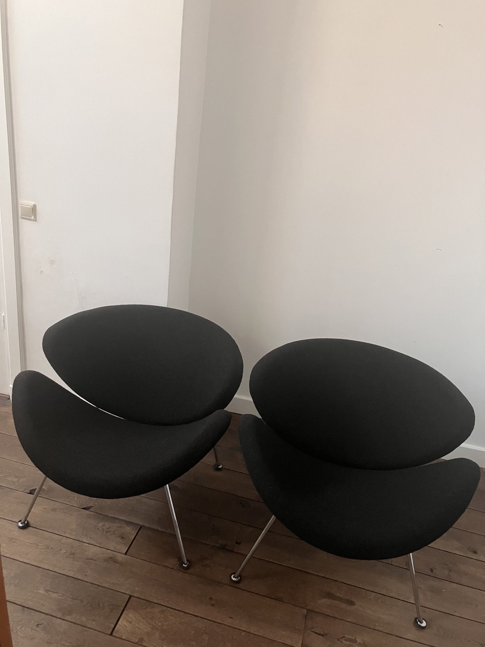 Deux chaises Artifort Orange Slice Chairs Black Boucle | €3,960 | Whoppah
