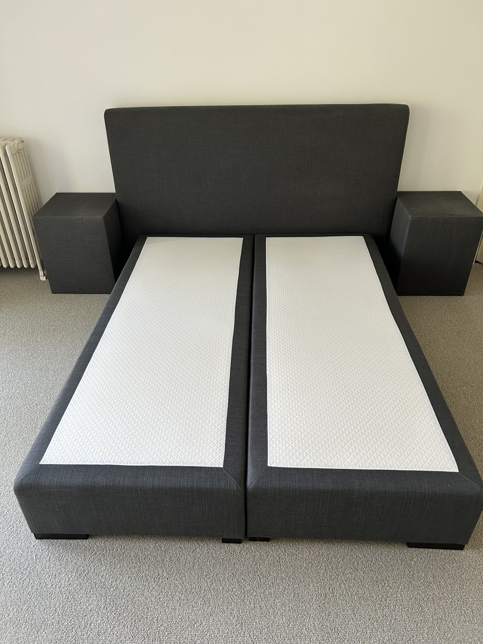 Boxspring bed met hoofdbord en twee poefs | €180 | Whoppah