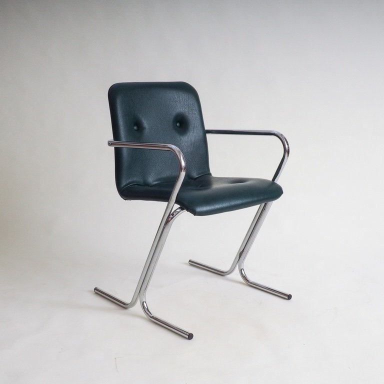 Tubular arm chair by Tavo | €220 | Whoppah