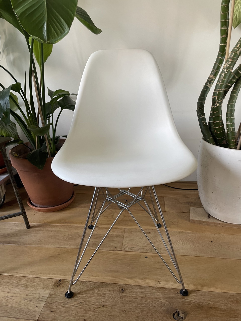 Vitra Eames Plastic Chair Dsr | €1,000 | Whoppah