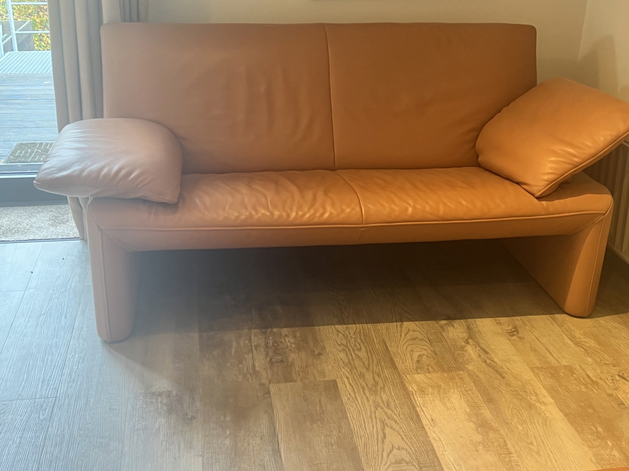 Set di divani Jori design a due posti, a 1 posto e pouf | €1,500 | Whoppah