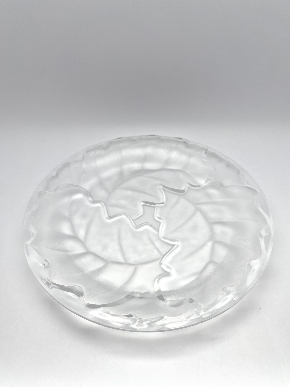 Antique Lalique luncheon plate “Chene” | €139 | Whoppah