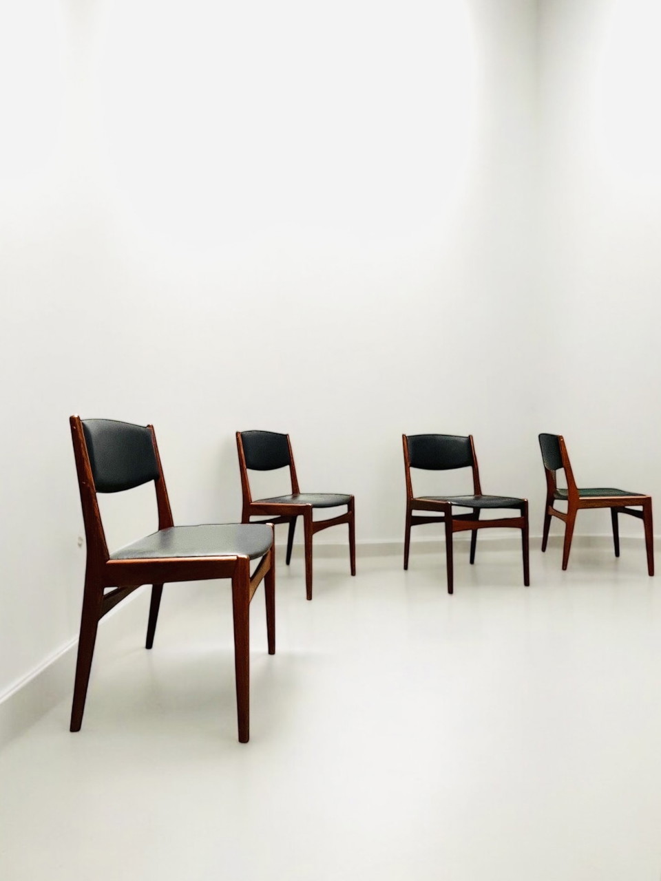 Set of 4 vintage chairs | €695 | Whoppah