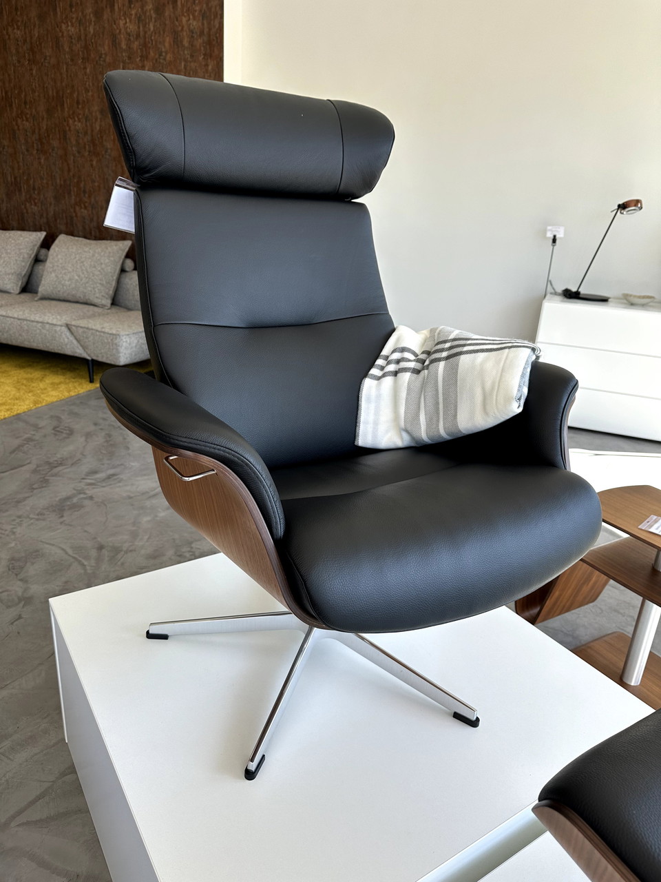 Recliner with wooden shell from Conform | €2,159 | Whoppah