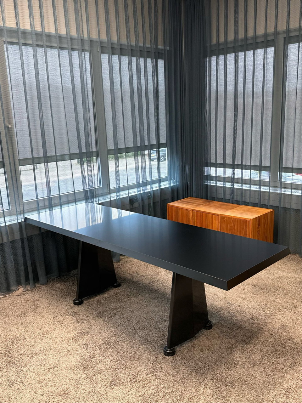 Vitra Trapèze Esstisch | €2,950 | Whoppah