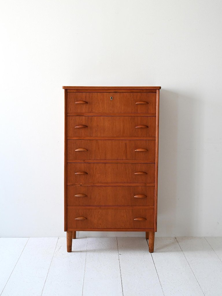 Tasseau scandinave en teck avec poignées sculptées en surplomb | €1,365 ...