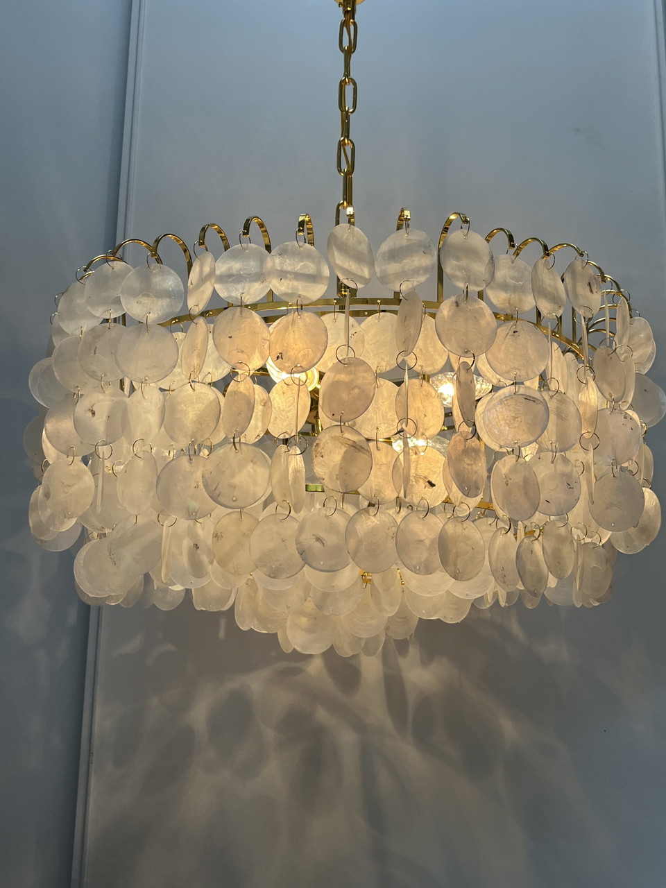 Xl formaat grote capiz schelpen hanglamp goud frame | €345 | Whoppah