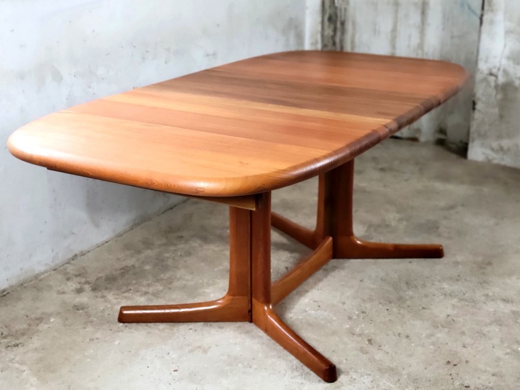 Extendable oval Danish design dining table from Dyrlund in teak | € ...