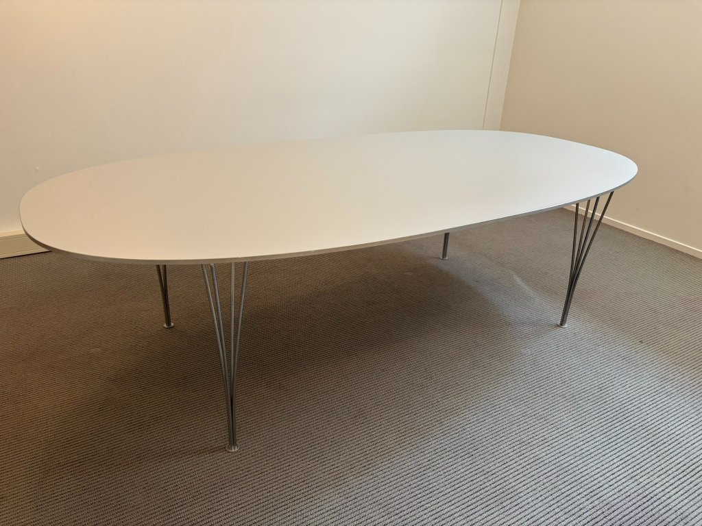 Fritz Hansen Superellipse dining table B614 | €1,500 | Whoppah