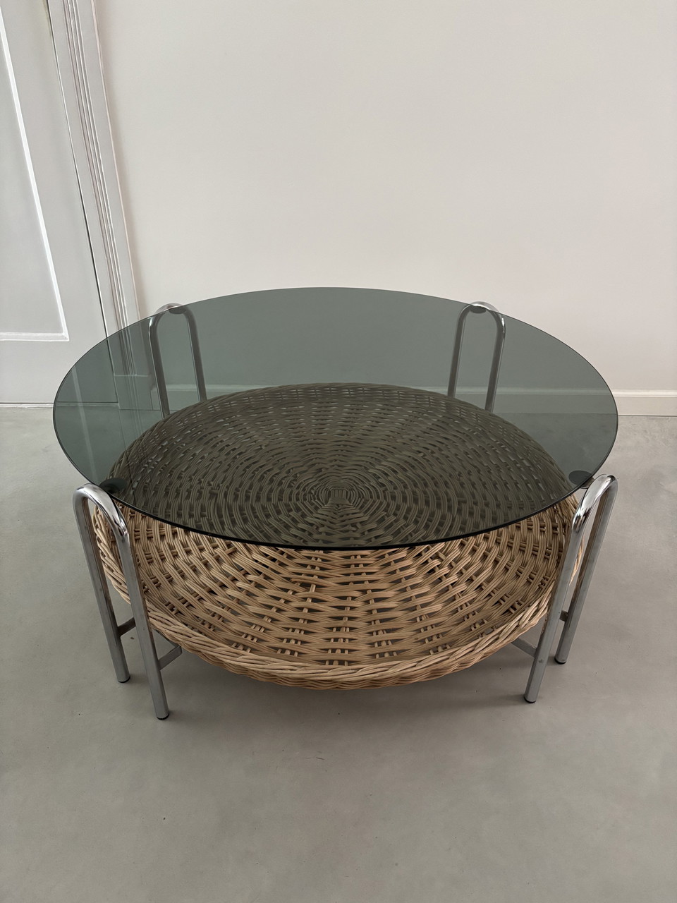 Table de salon vintage en verre, chrome et rotin | €325 | Whoppah