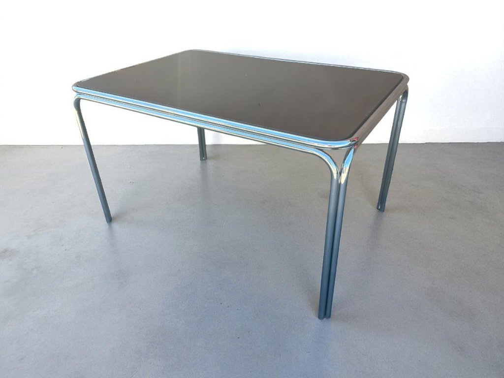 Timeless tubular frame table - Formica top & chrome frame | €175 | Whoppah