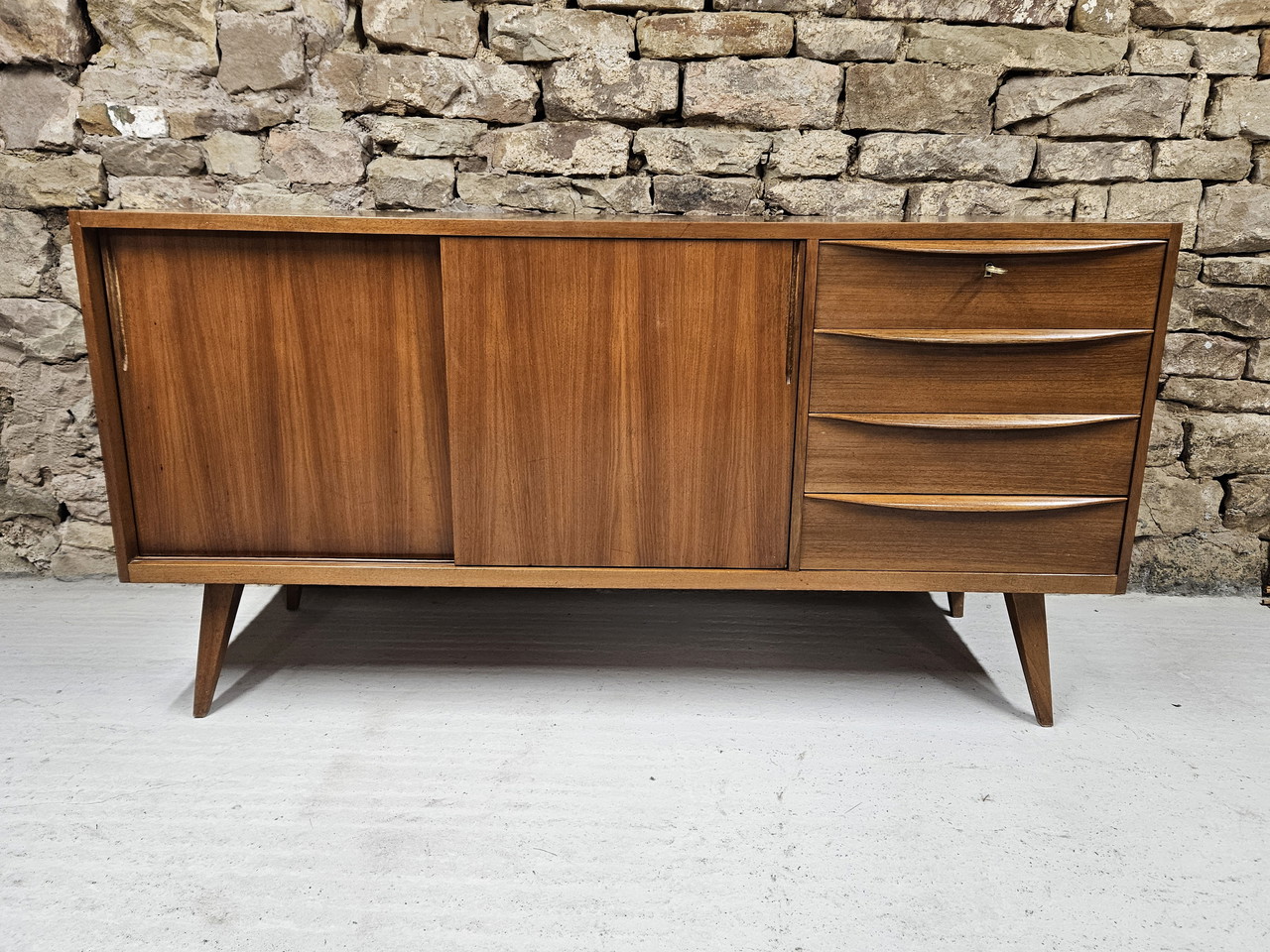 Modernistisch dressoir 1960 Notenhout | €880 | Whoppah