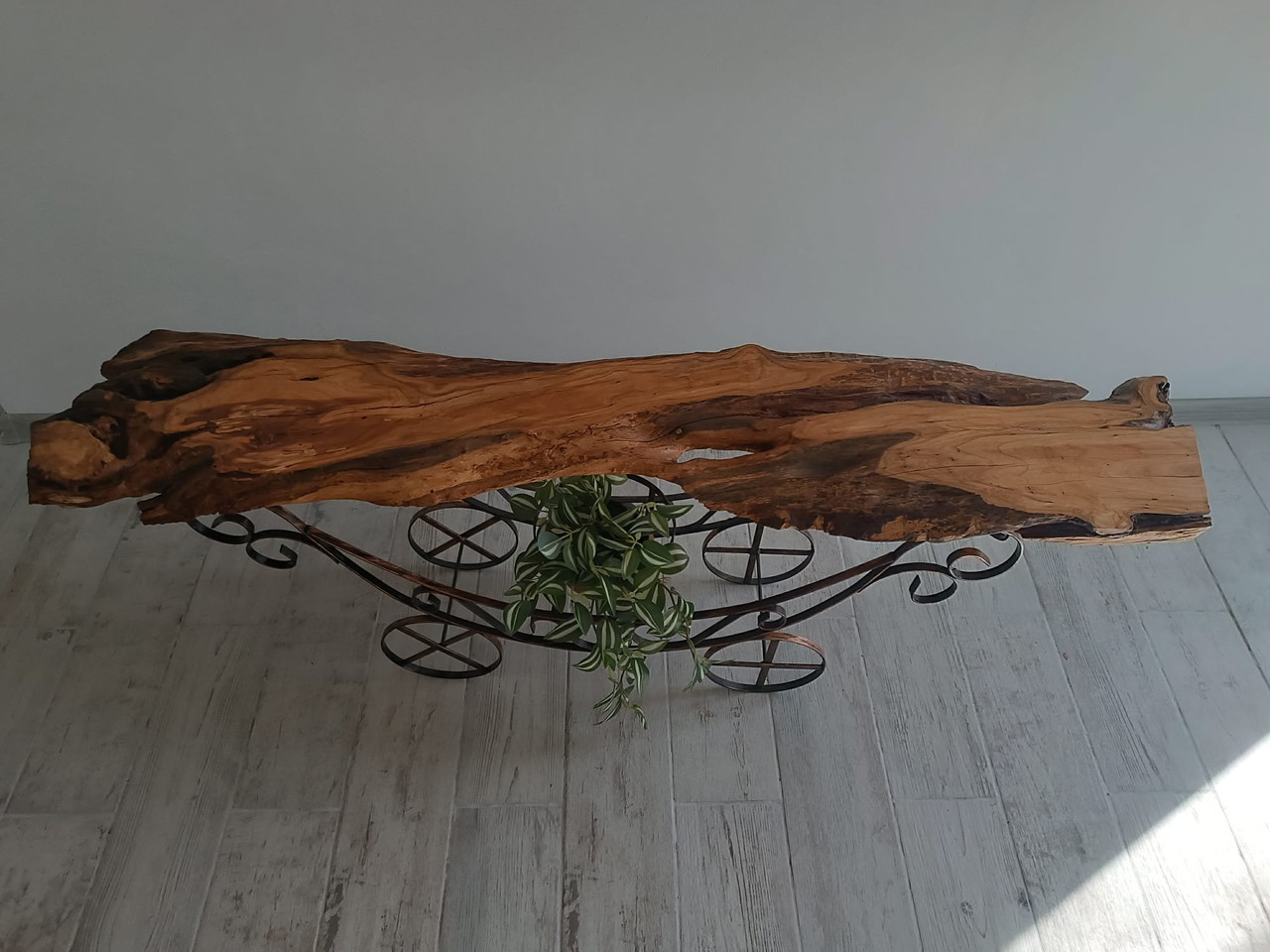 Verdant Crest - Là où le fer et la nature convergent | €539 | Whoppah