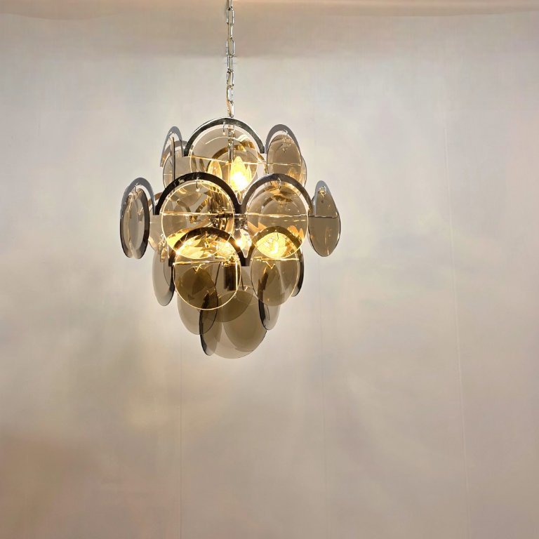 Lustre Vistosi Italie, années 1970. Chrome/verre fumé | €445 | Whoppah