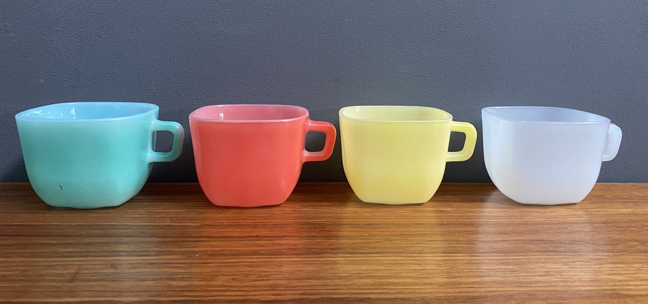 Ensemble de 4 tasses en verre opale coloré 1960S | €40 | Whoppah