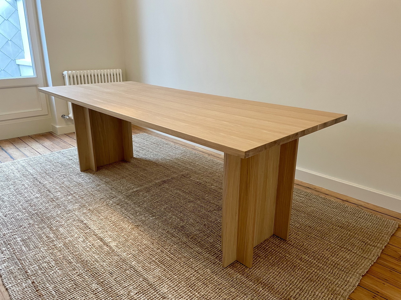 Studio Henk Table de salle à manger à colonnes Chêne | €1,950 | Whoppah