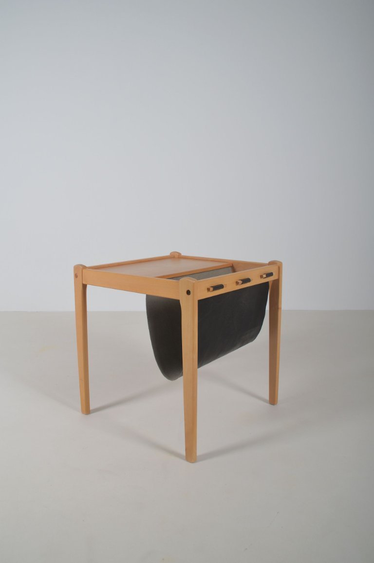 Table d'appoint danoise avec porte-revues, conçue par S.P. Jensen pour ...