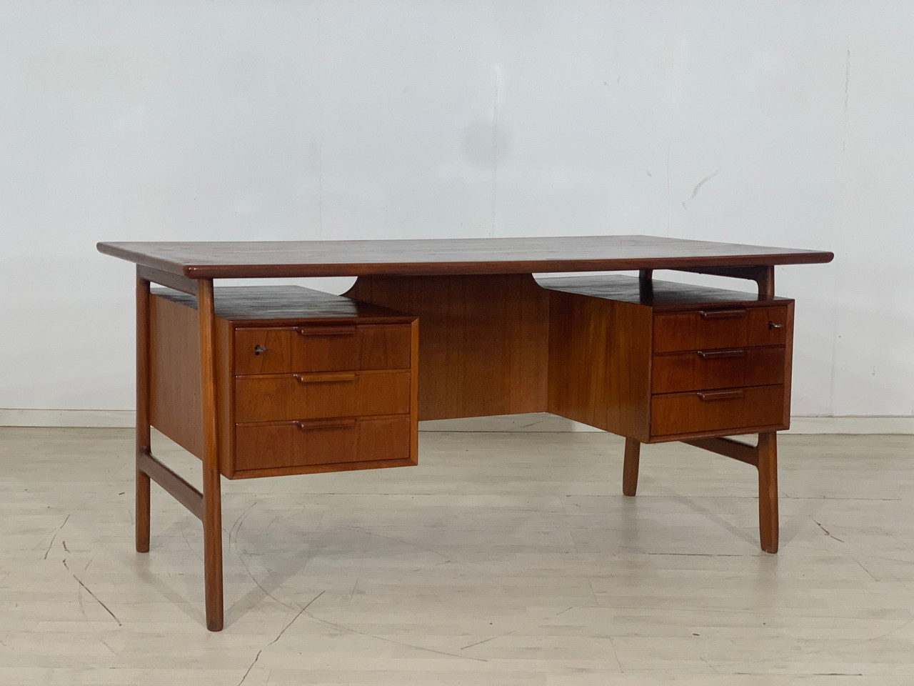 Gunni omann teak desk desk vintage | €328.90 | Whoppah