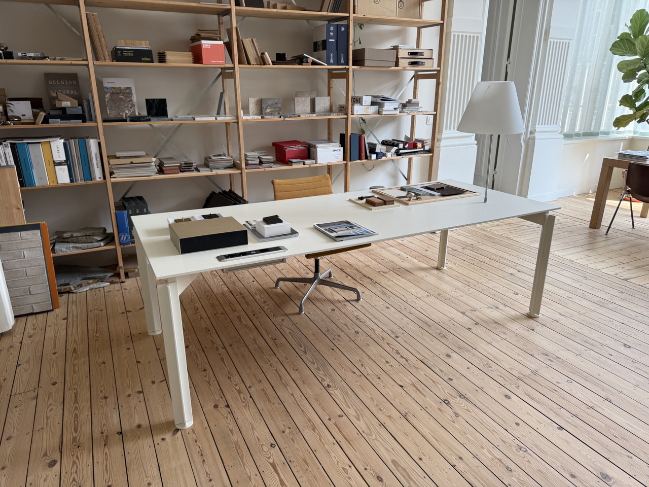 Set: 1x Bulo H2O Bureautafel met 4x Eames EA102 Herman Miller | €2,149 ...