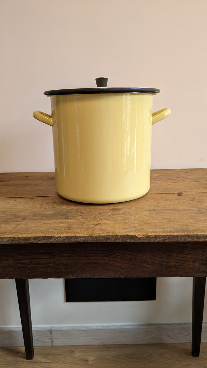 Antique Yellow Enameled Pot | €50 | Whoppah
