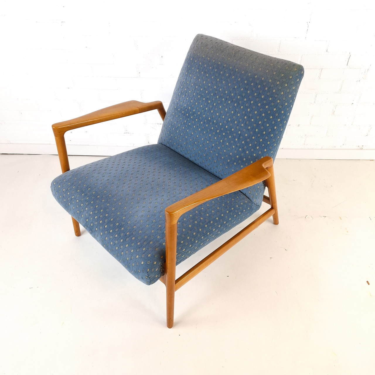 Vintage-Sessel Krasna Jizba, Mid-Century-Modern-Design | €200 | Whoppah