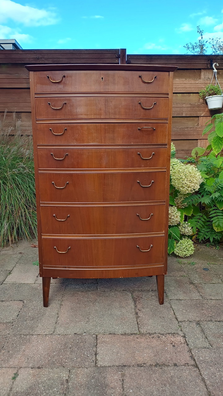 Deens Design Vintage Ladekast Gebogen Front Notenhout 1960 | €685 | Whoppah