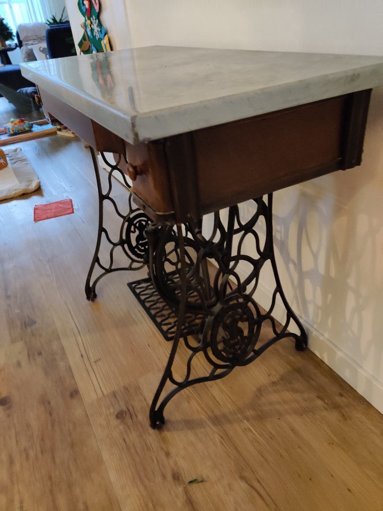 Table pour machine à coudre Singer | €100 | Whoppah