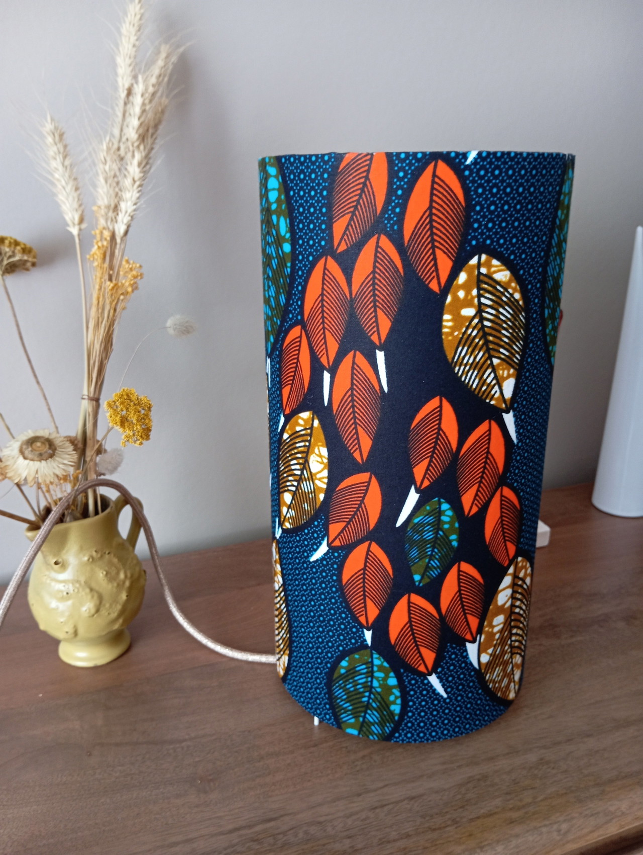 Pantalla tubular de tela de cera coloreada, creación única | €35 | Whoppah