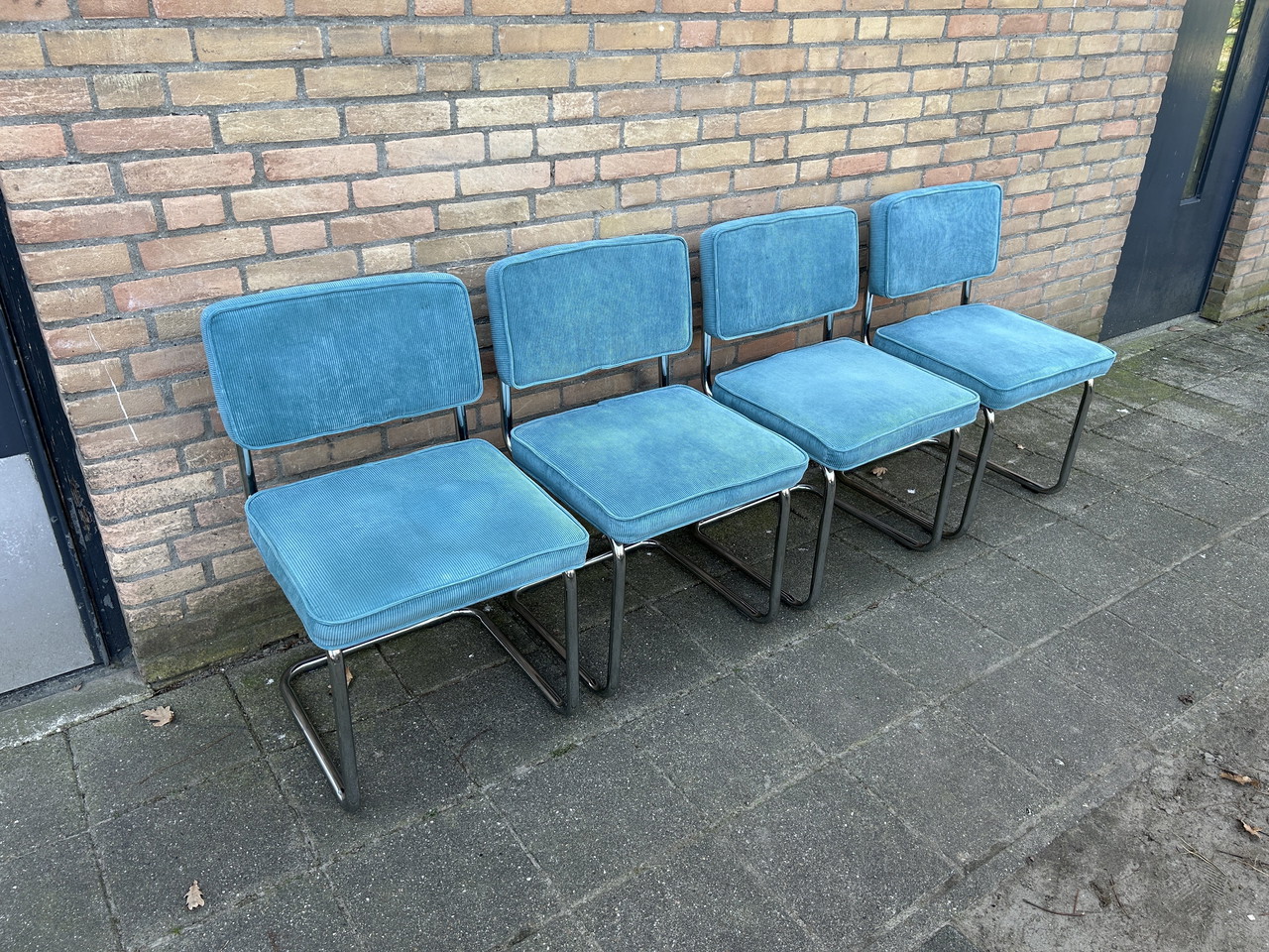 4 Turquoise Rib Fabric Chairs With Chrome Tube Frame | €250 | Whoppah