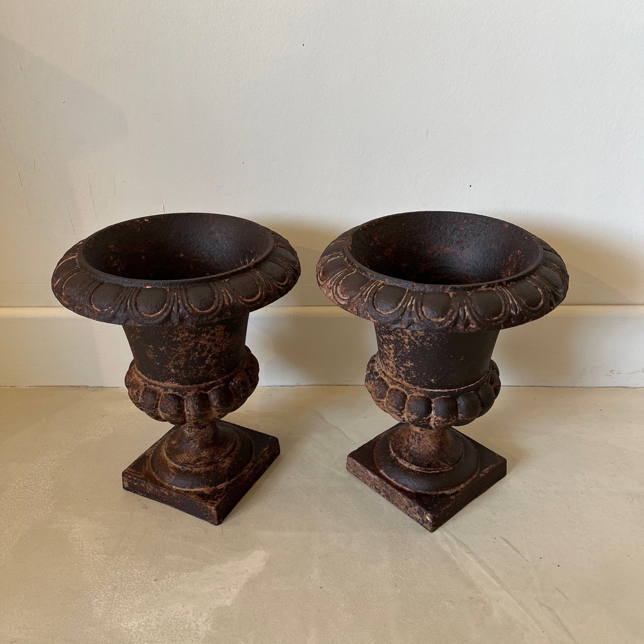 Set of 2 Medici Cast Iron Vases | €180 | Whoppah
