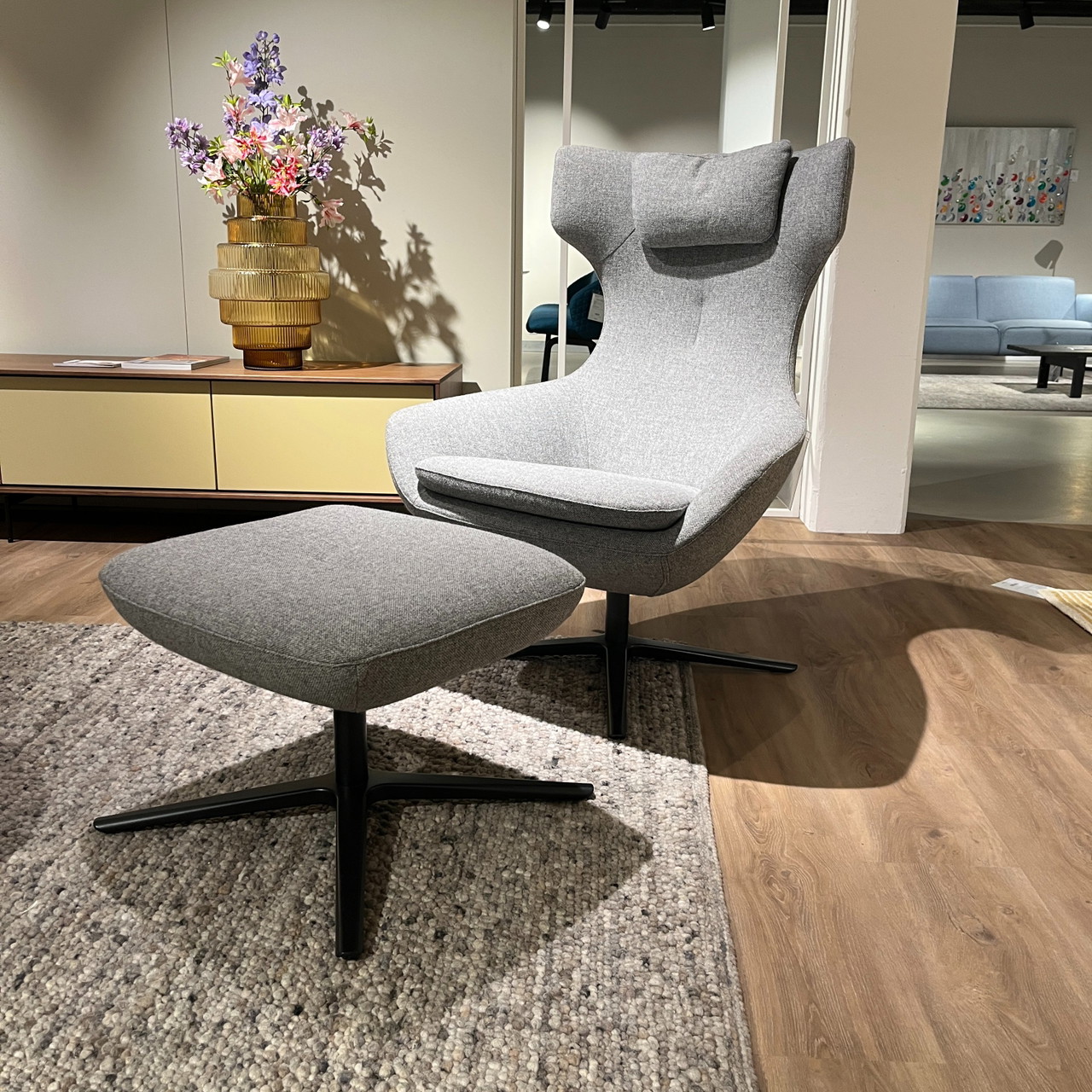 Leolux Caruzzo Plus armchair with ottoman | €4,119 | Whoppah