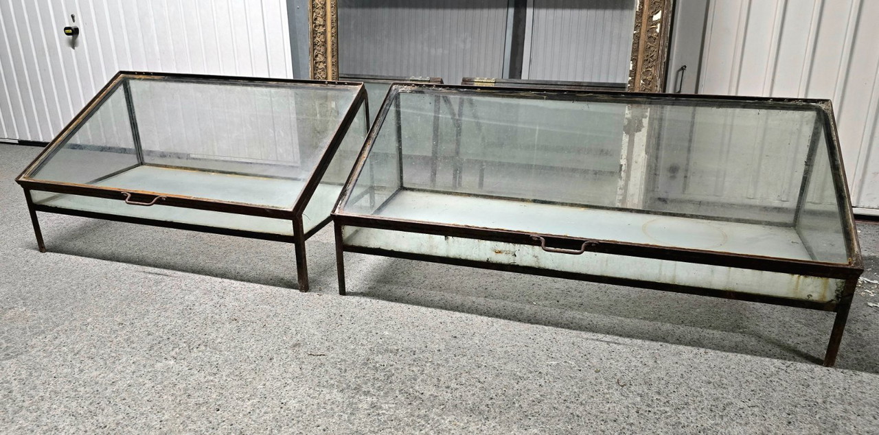 Pair of inclined display cases - Early 20th century | €350 | Whoppah