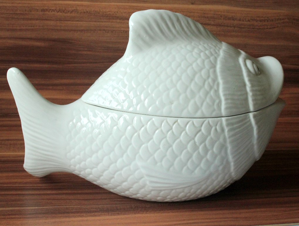 Grote witte keramische terrine in de vorm van een vis met deksel | €125 ...
