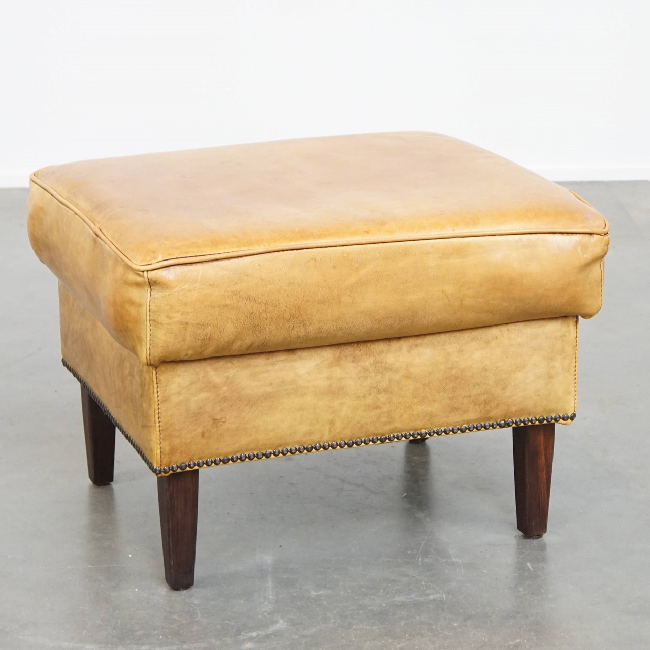 Vintage Beef Leather Hocker | €510 | Whoppah