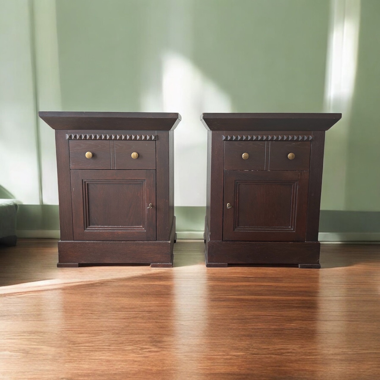 2 Vintage Nightstands in Neo-Renaissance Style - Oak Veneer - 1980s | € ...
