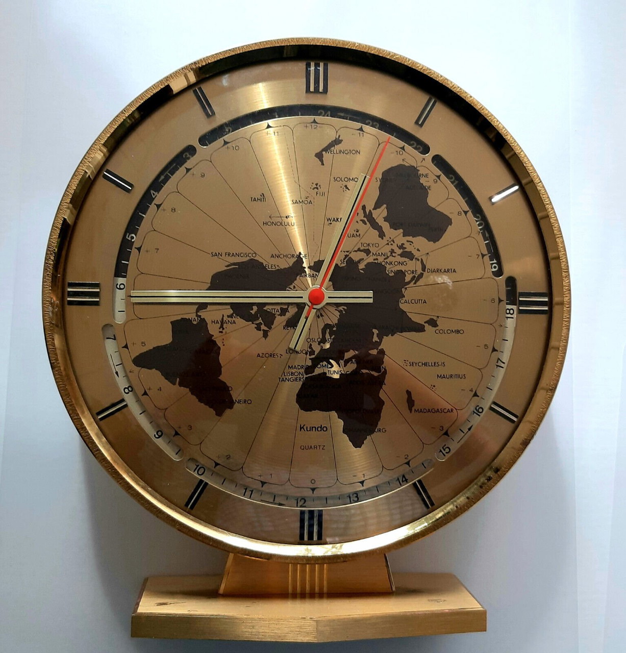 Giant Kundo world time clock brass table clock | €395 | Whoppah