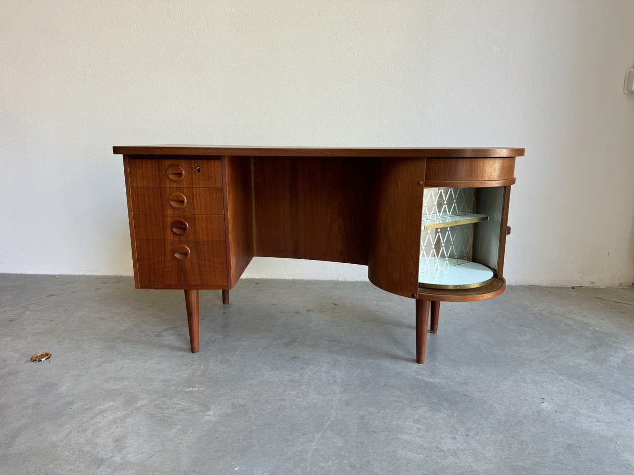 Vintage Schreibtisch Kai Kristiansen mit Bar | €3,475 | Whoppah