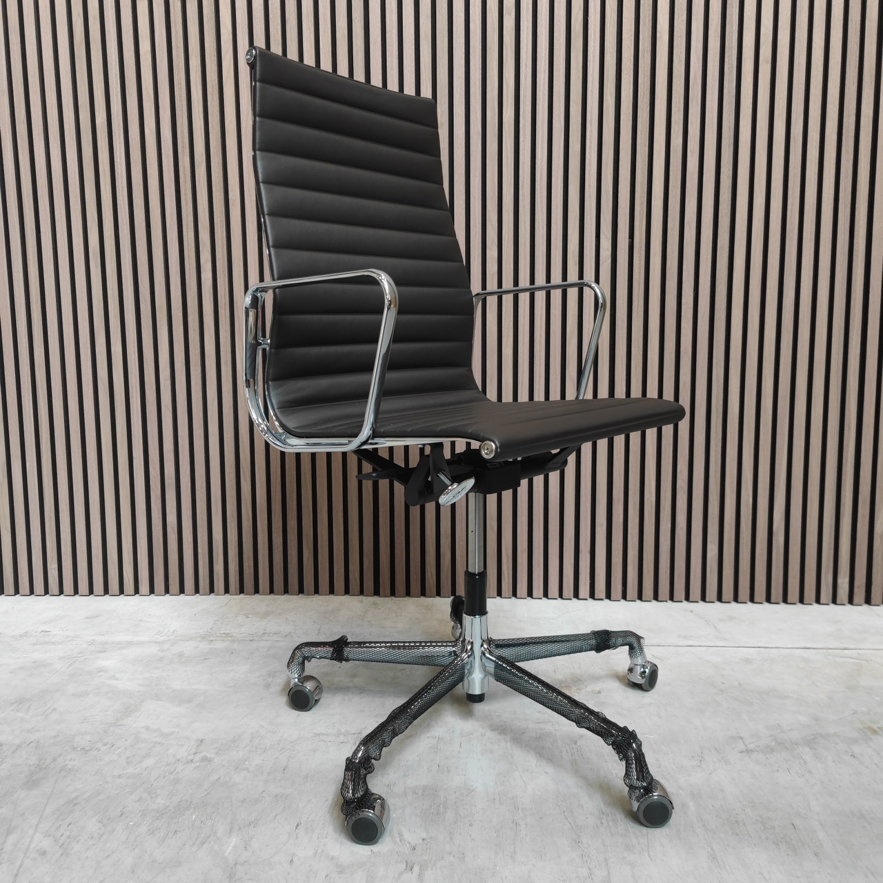 Vitra Eames EA 119 Chaise pivotante en cuir Mocha Premium | €3,500 ...