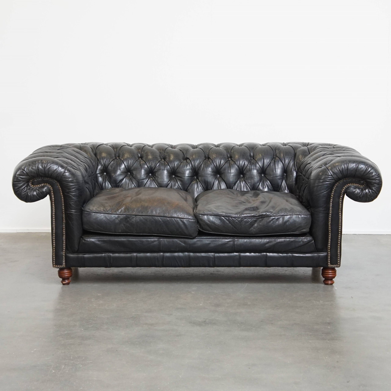 Black Beef Leather Chesterfield 2.5-Seater Sofa in English Style | € ...
