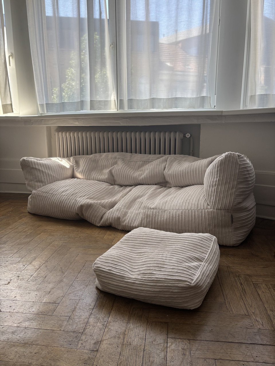 Zitzak / Zetel voor 3 Personen met Poef | €140 | Whoppah