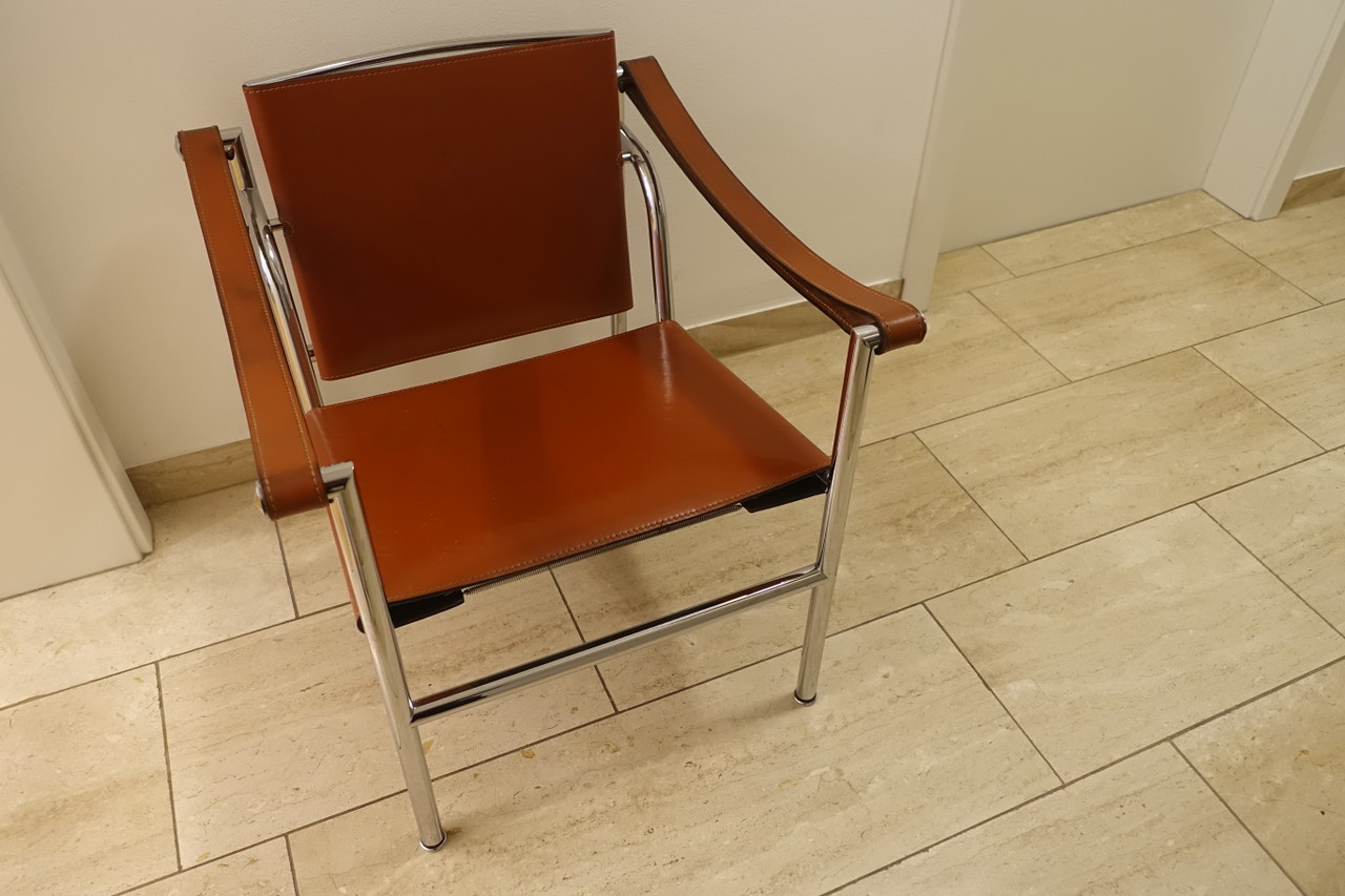 Le Corbousier Basculant Cassina Lc1 # 33164 And 33173 | €2,200 | Whoppah